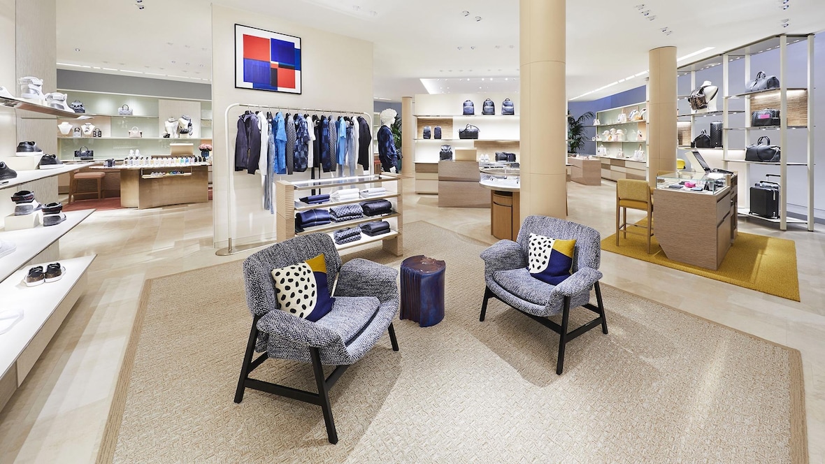 Louis Vuitton Charles de Gaulle T2E Butik di Paris, FRANCE | LOUIS VUITTON